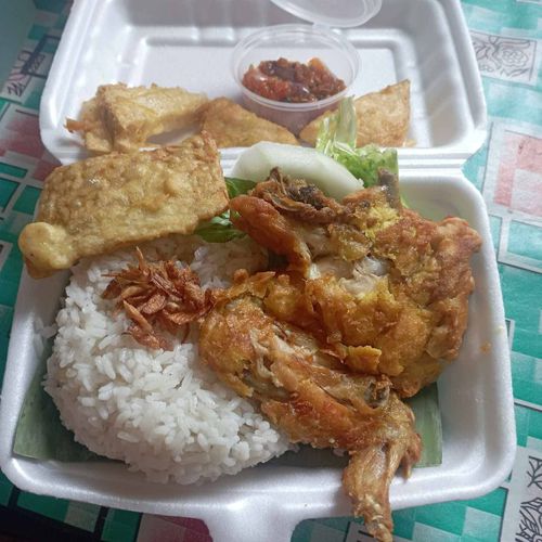 paket Nasi Putih, Ayam goreng, Tahu dan tempe goreng, Sayur