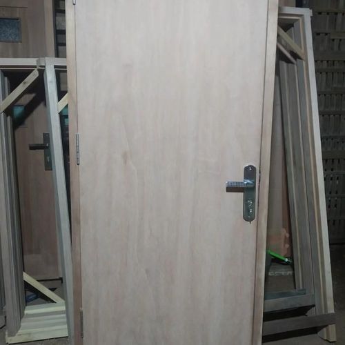 Daun pintu triplex (rangka kayu lokal)