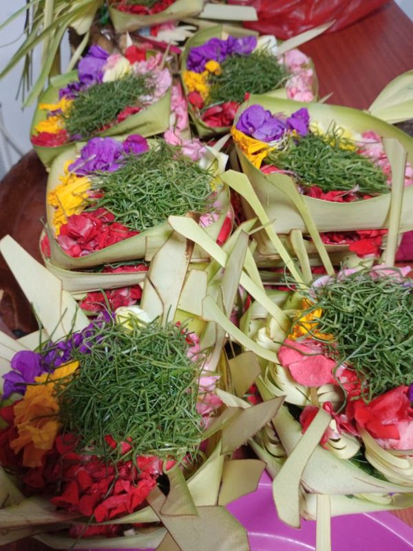 canang, banten sehari hari (sarana persembahyangan) - Sodan