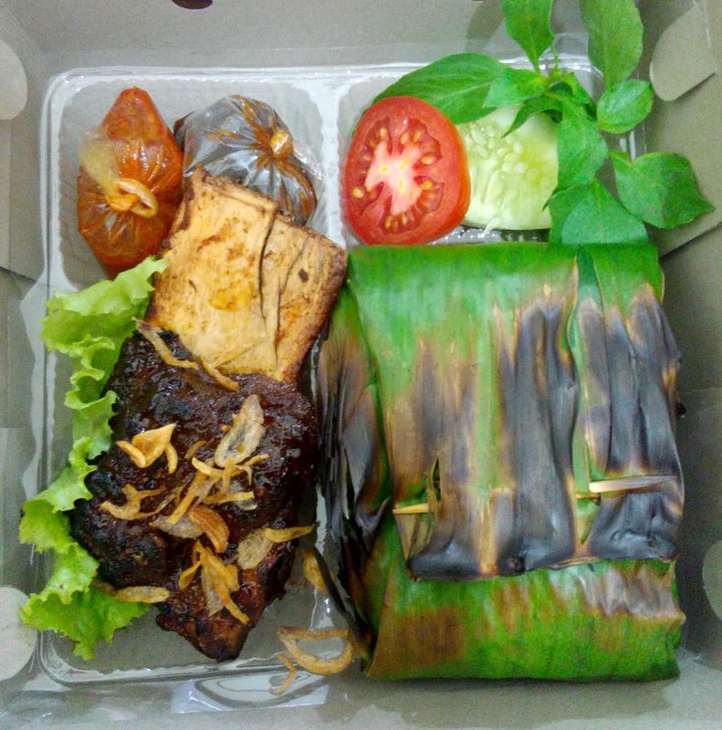 Nasi Kotak XXXVII (Nasi Bakar Iga Bakar) by Enggal Surabaya