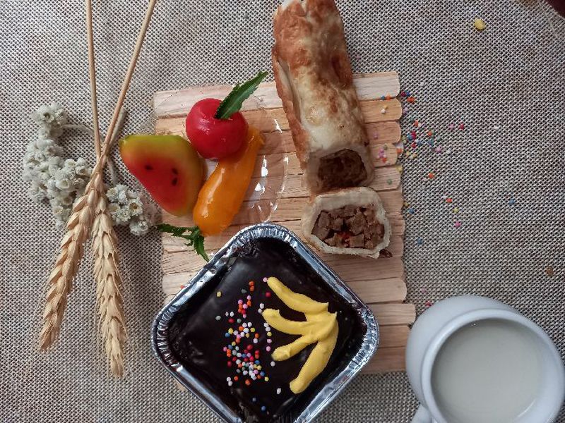 ARSY snack box (brownis lumer, kebab full isian, kue buah mini, minuman ...