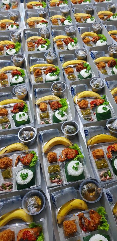 Paket Hemat Nasi, Ayam Rica, Cumi Cabe Ijo, Sayur Asem, Buah, Mineral Water