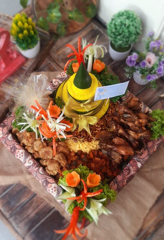 Tumpeng nasi kuning - 5 Orang
