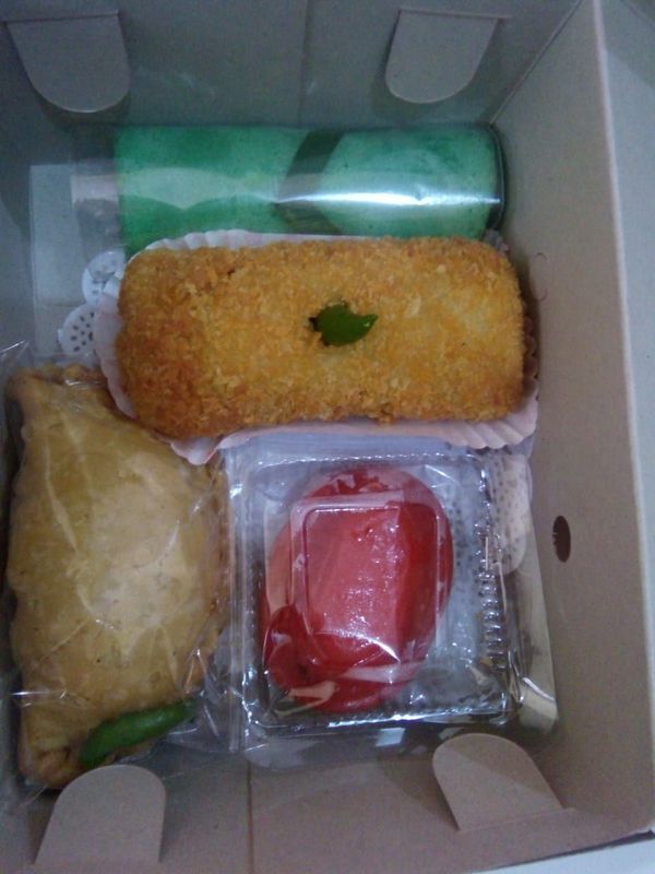 Snack box 9 (16rb) by Enggal Bakery