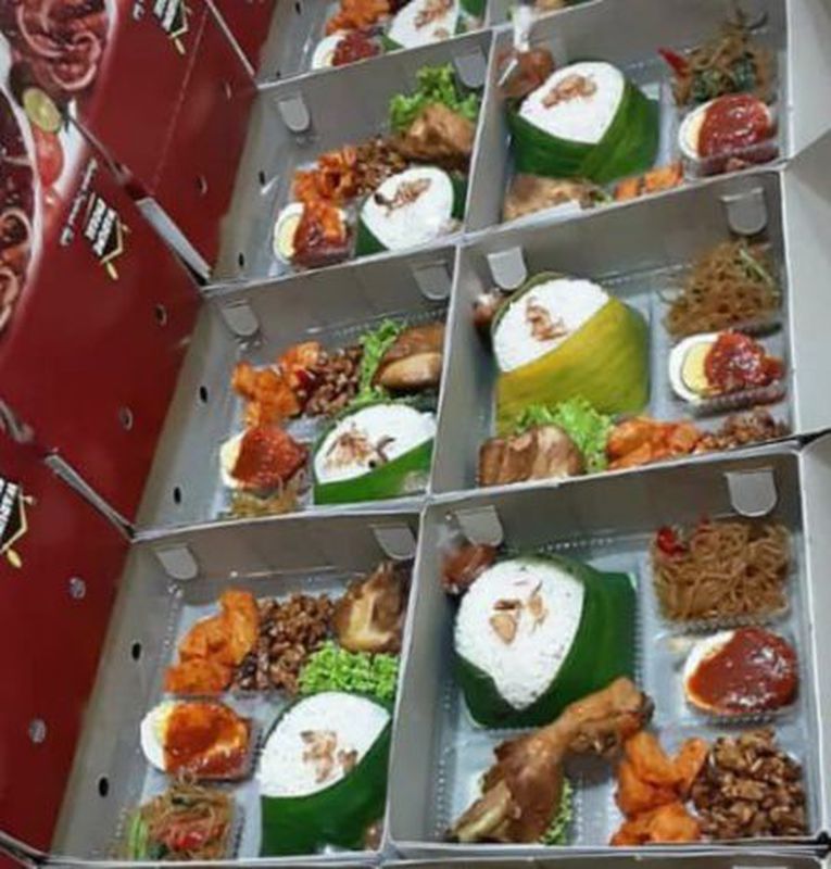 Nasi Kotak 01 (Nasi Uduk Ayam Goreng) by Enggal Surabaya