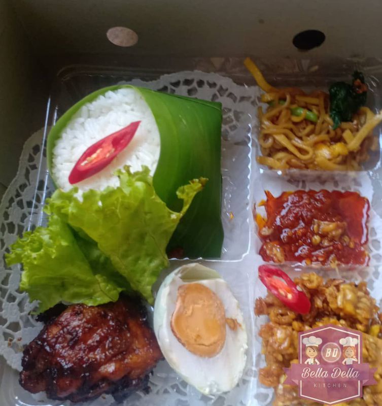 Nasi Ayam Bakar Bakmi Goreng dengan Setengah Telor Asin by Bella Della ...