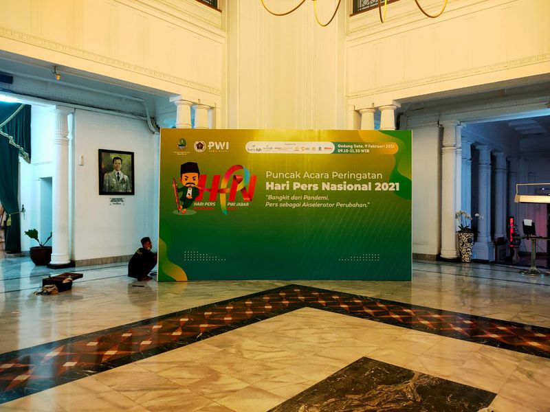 Sewa Cetak Dan Pasang Backdrop 8x3 m