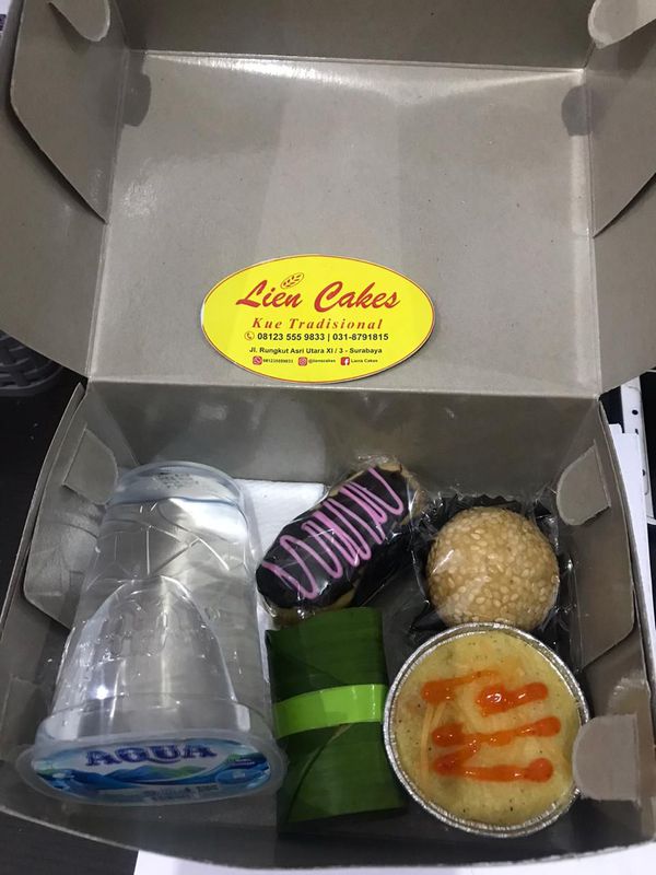 Snack Box isi 4 Kue + Air Mineral