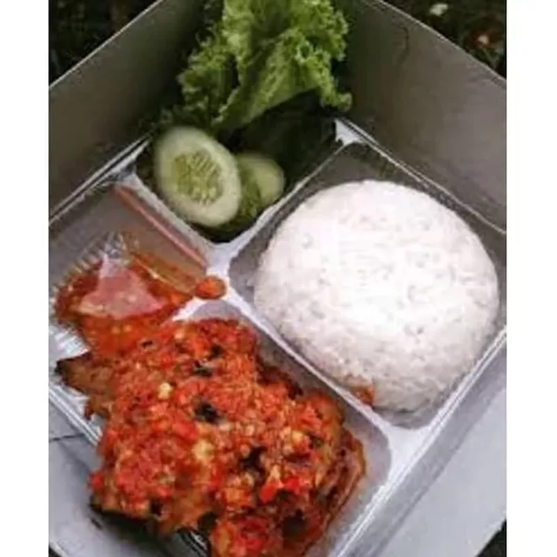 Nasi Kotak Ayam Rica-Rica - Pisang