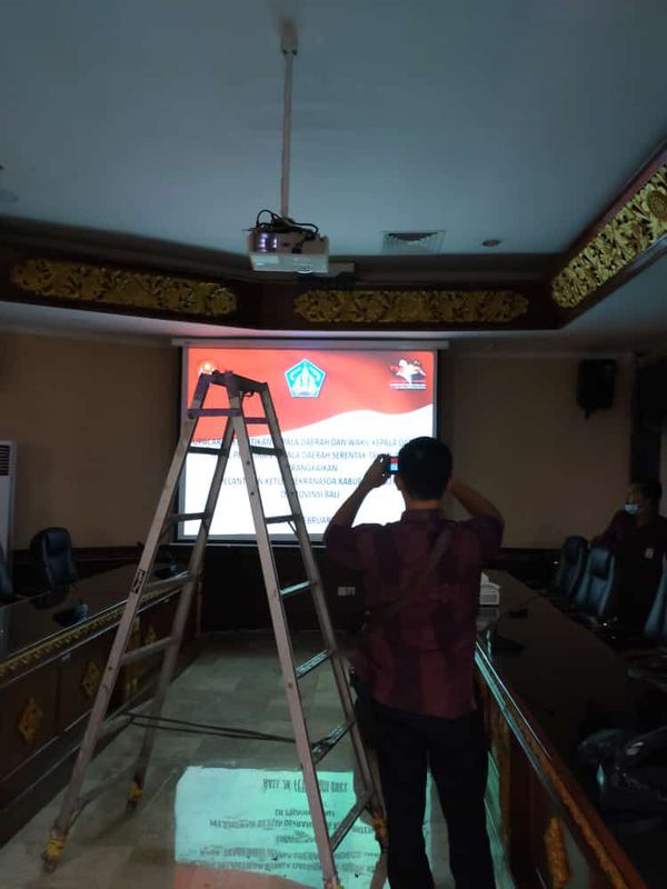 Setting Proyektor dan Screen