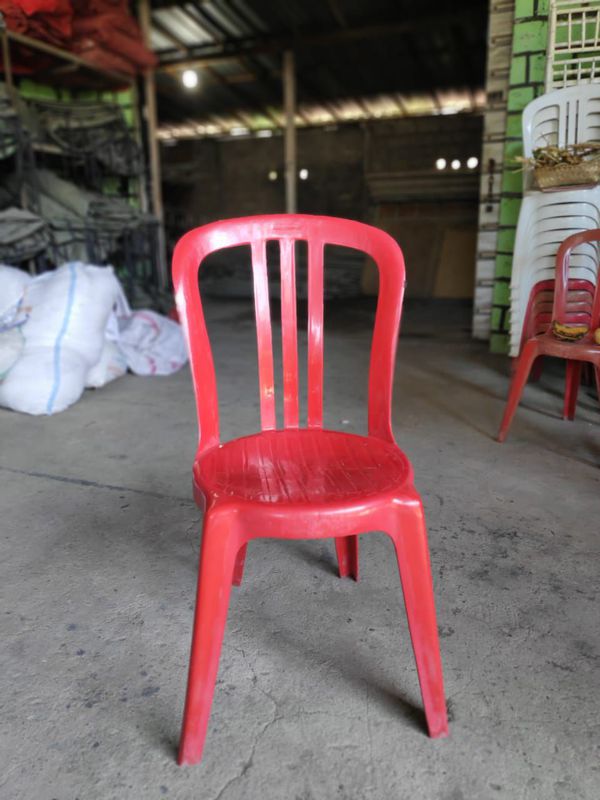 Kursi Plastik Senderan