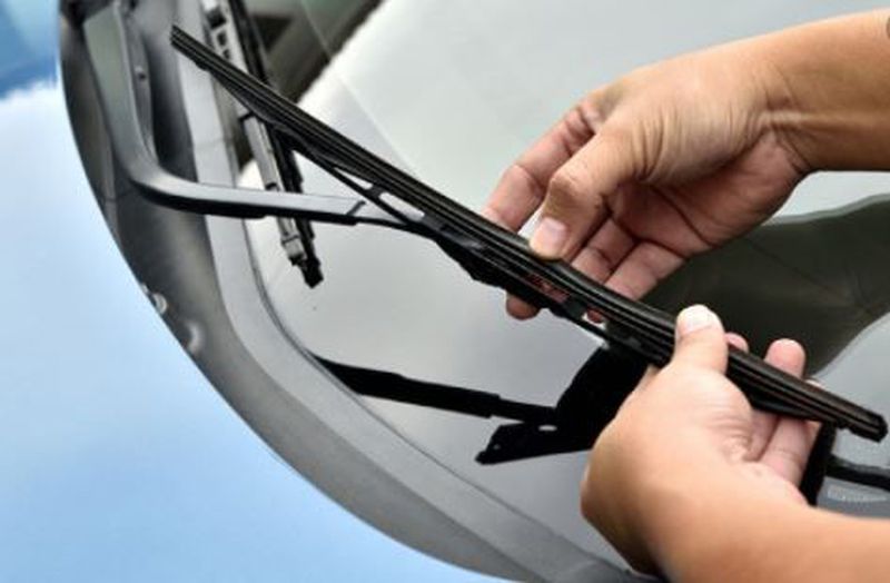 Jasa Ganti/Pasang karet wiper depan toyota innova