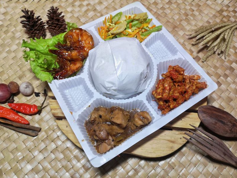 Nasi Box plus snack