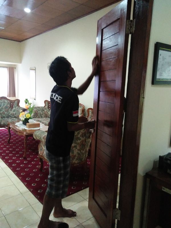 Pekerjaan Polituran kusen pintu existing