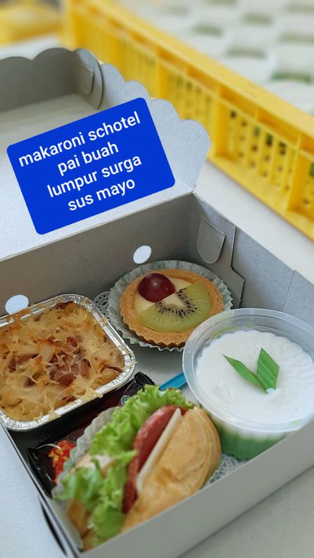 Snack Box isi 4kue Rp.23.000 by Sari Culinary