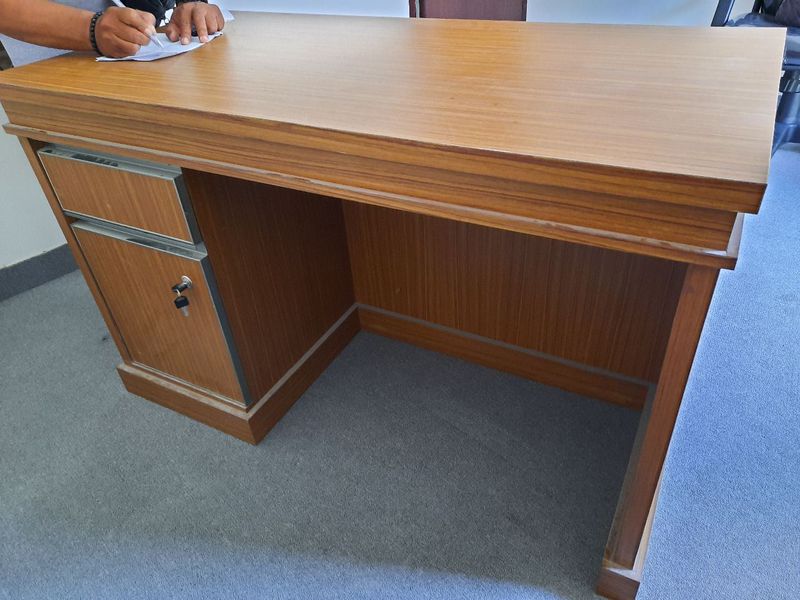 Finishing meja kerja staff