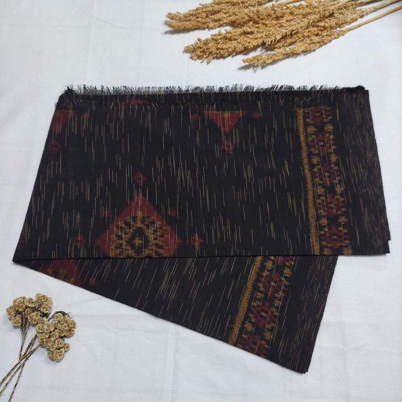 Tenun Ikat Motif Ceplok Model Dobel Ikat Seseh Dasar Hitam