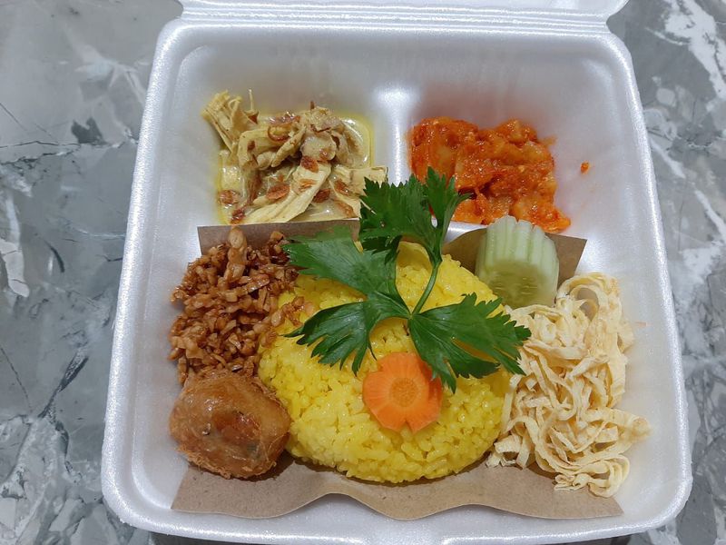 Nasi kuning (stayrofoam)