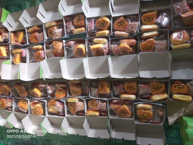 Snack dus isi 3 potong, kletikan dan Aqua gelas