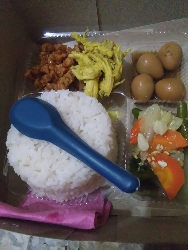 Nasi rames ayam suwir