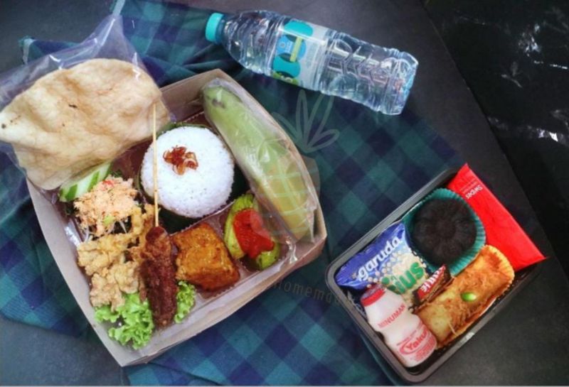 Paket Ananas I (Nasi kotak Premium +Snack Box Premium +Air Mineral 550ml)