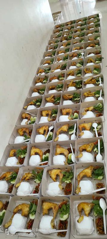 Nasi Dus Lauk Ayam Kampung/Daging, Sambal, Lalapan/Ramesan, Kerupuk, Buah