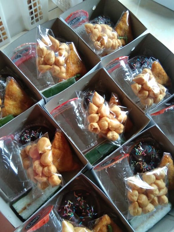 Snack Dus isi 3 Potong, Kletikan dan Air Mineral Gelas