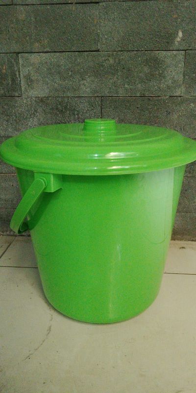 Ember Besar tutup plastik