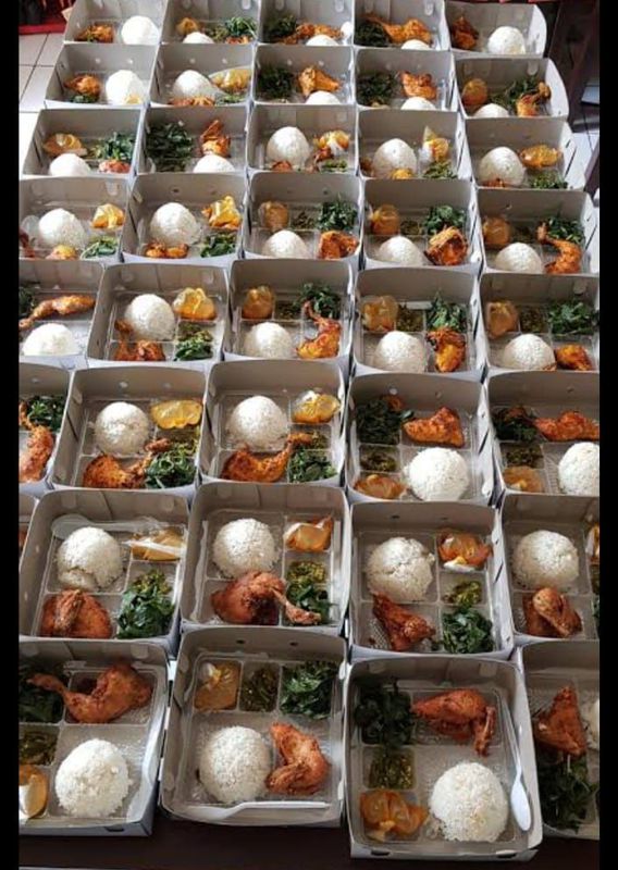 Paket Nasi padang dan kue snack tradisional dalam kemasan box