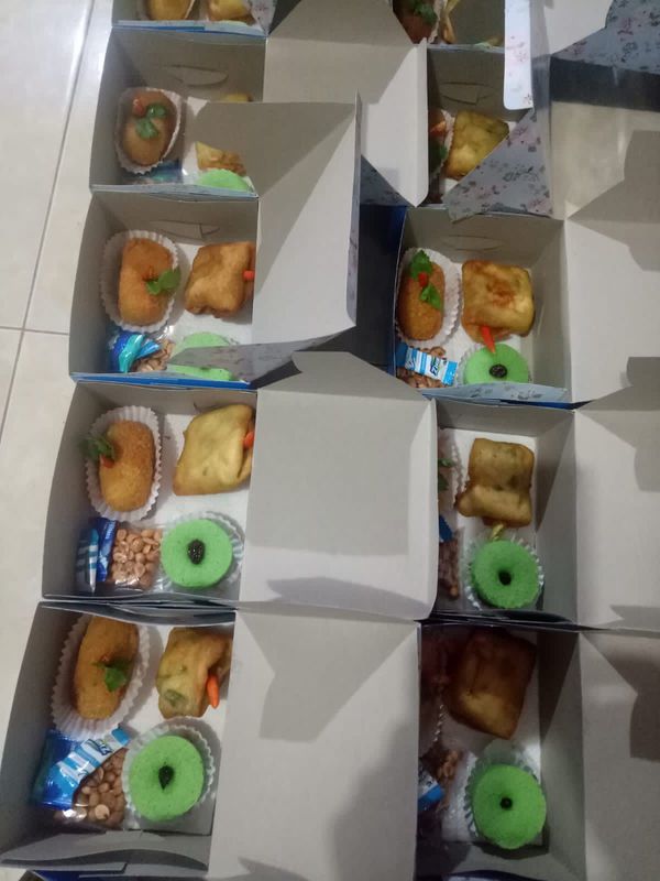 Paket Snack Box - 3 Kue + Kacang