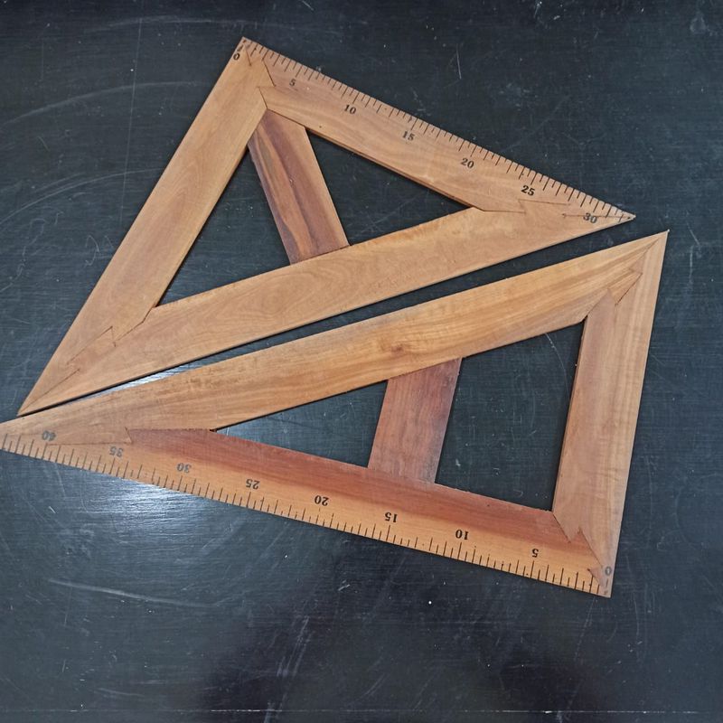 PENGGARIS SEGITIGA KAYU