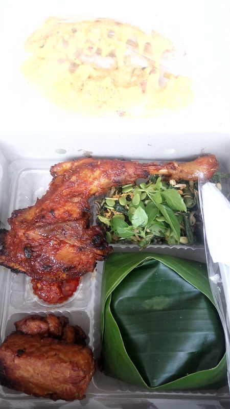 Nasi kotak B menu Ayam Kampung Atau Daging