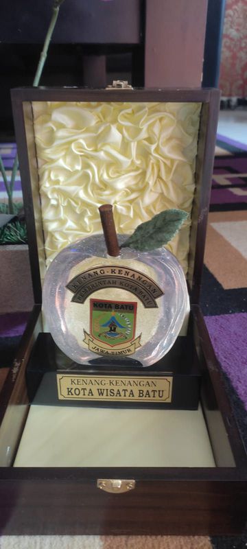 Vandel atau Plakat Non VIP Apel