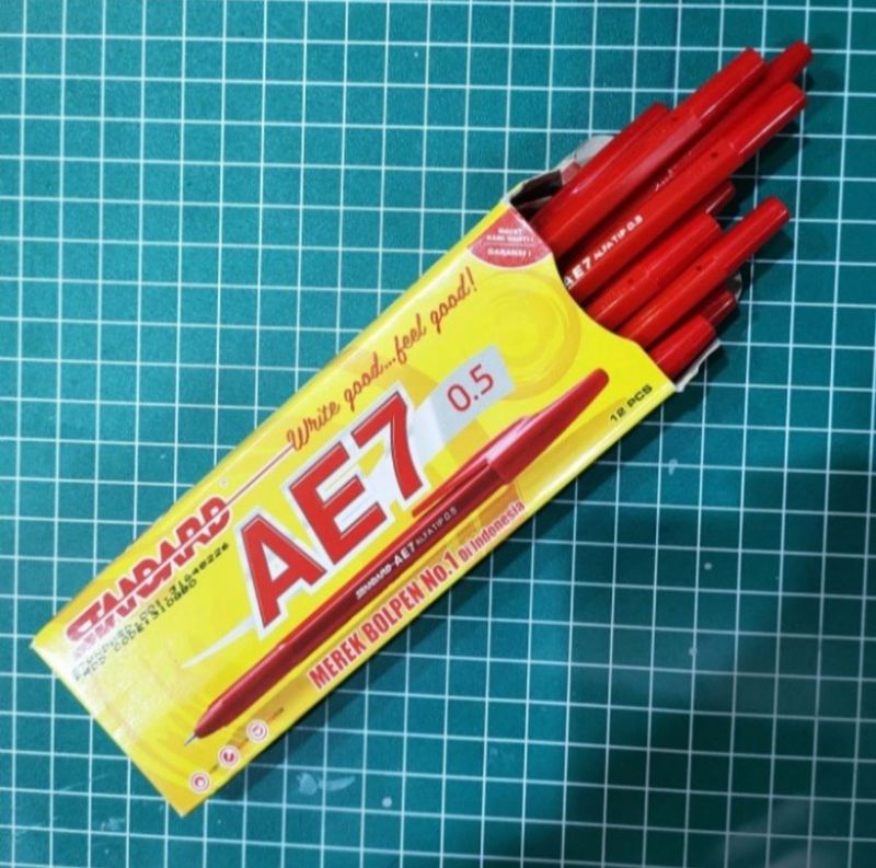 Bolpen Standard AE7 Merah