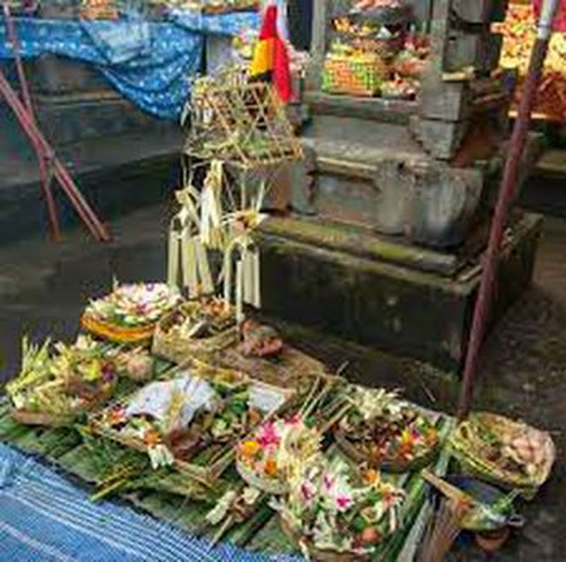 Banten Upacara Piodalan Di Padmasana Badan Kepegawaian Pengmbangan ...