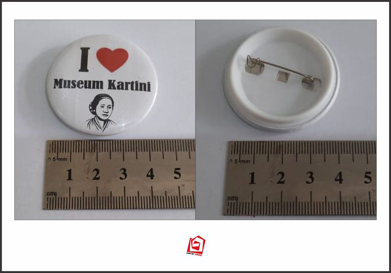 PIN ukuran 4,4cm