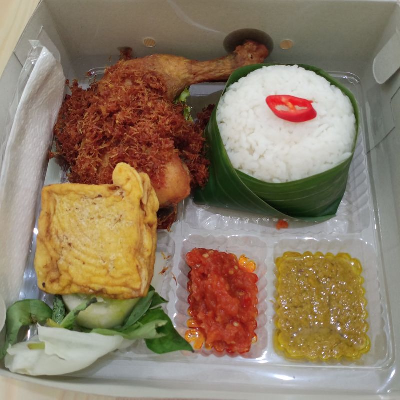 Nasi Kotak Menu Lalapan Ayam