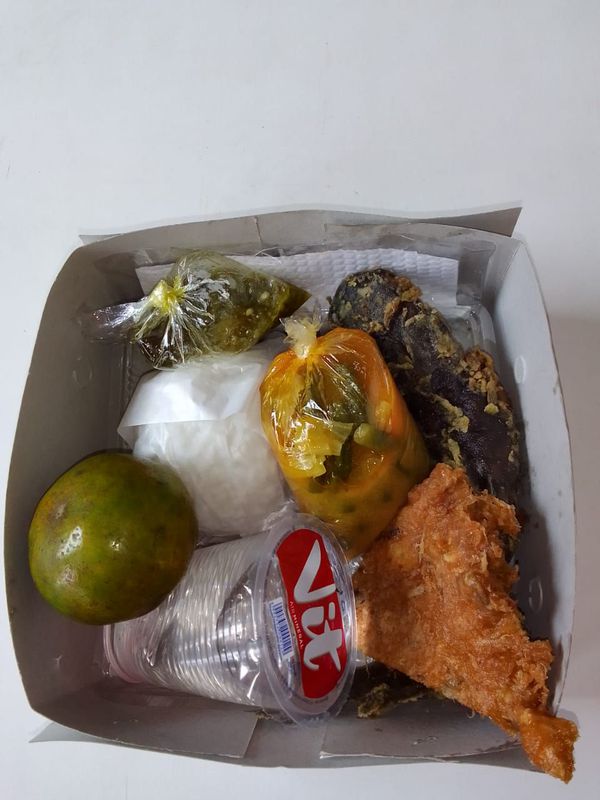 Nasi Padang lauk Lele Goreng dan Telur Dadar