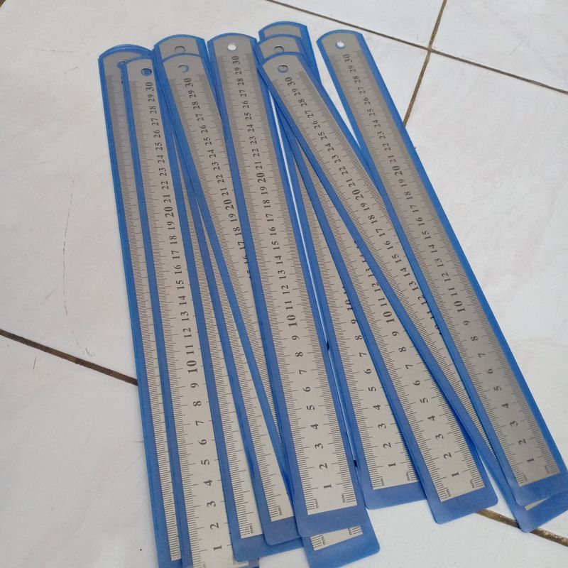 penggaris besi