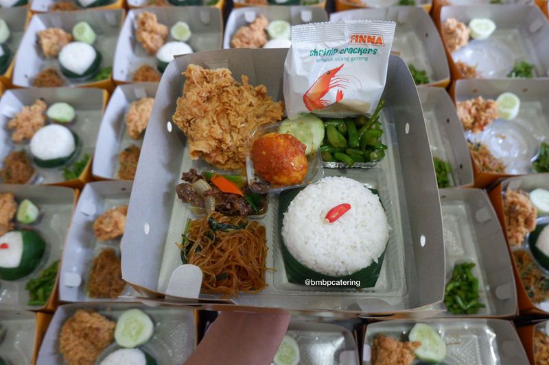 NASI KOTAK KOMPLIT+BUAH+AIR MINERAL GELAS