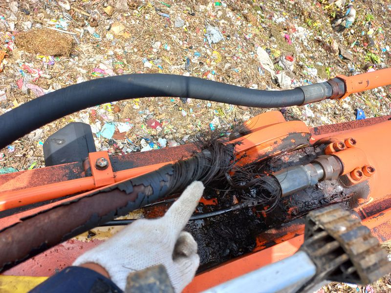 Service hidrolik bocor pada travel motor kanan dan kiri, hose cylinder ...