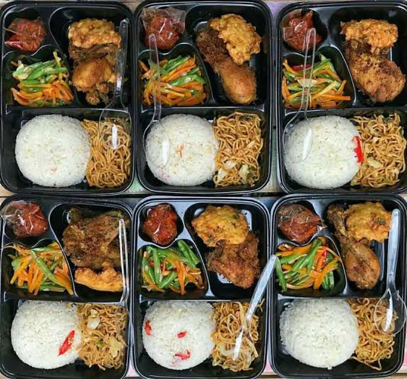 Nasi bento ayam geprek dan Salad buah