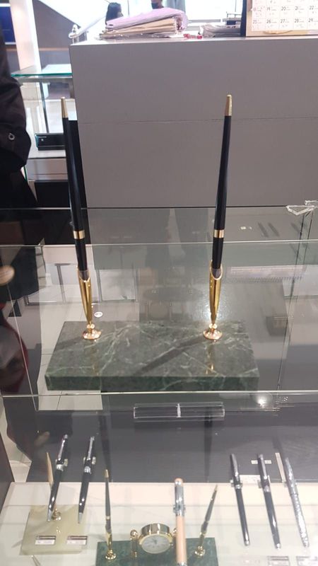 Dudukan Ballpoint untuk Tanda Tangan