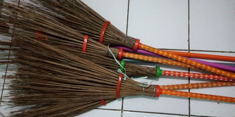 Sapu Lidi dengan tangkai
