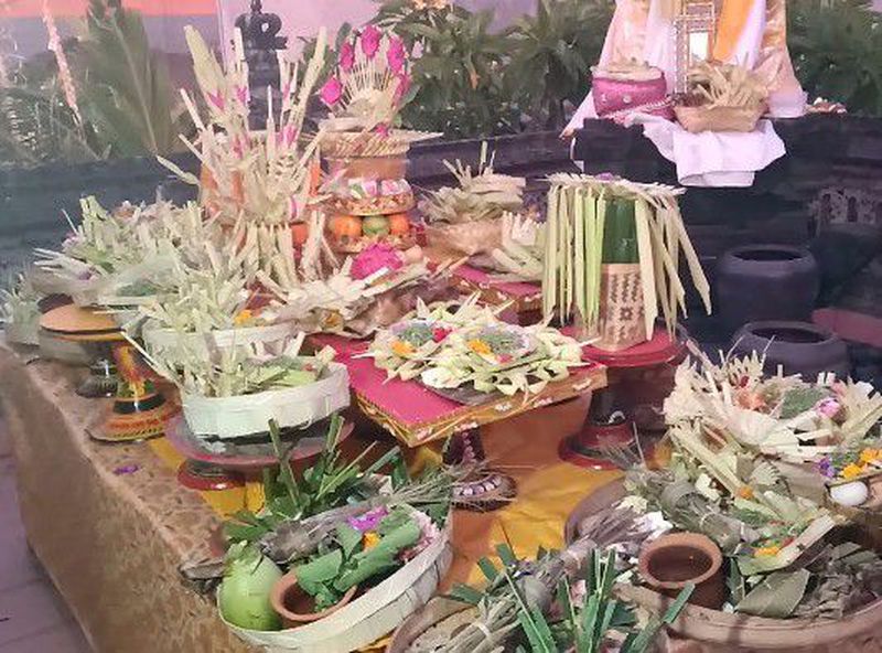 Banten Odalan Ayaban Tumpeng Solas