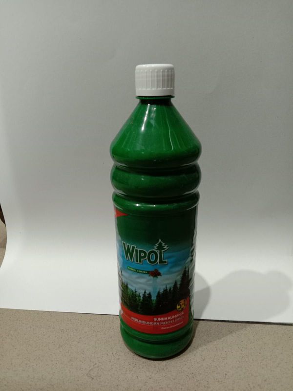 Cairan Karbol Merk Wipol (Kemasan Botol 750ml)