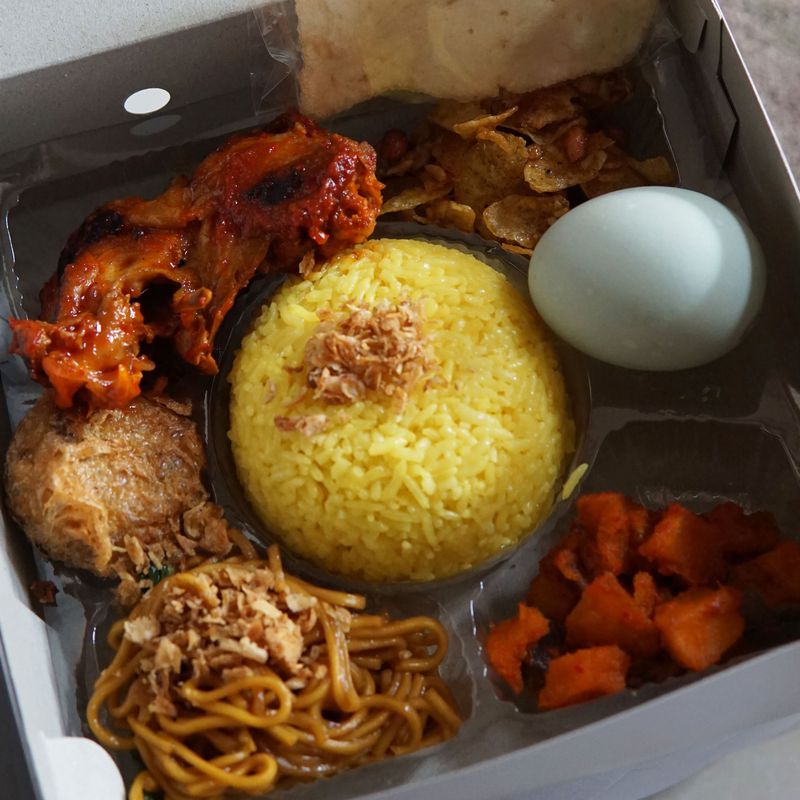 Nasi Kuning Komplit