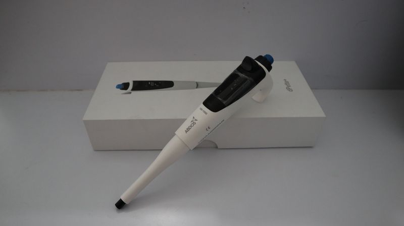 PREMIUM ELECTRONIC PIPETTE, (100UL - 1000UL)