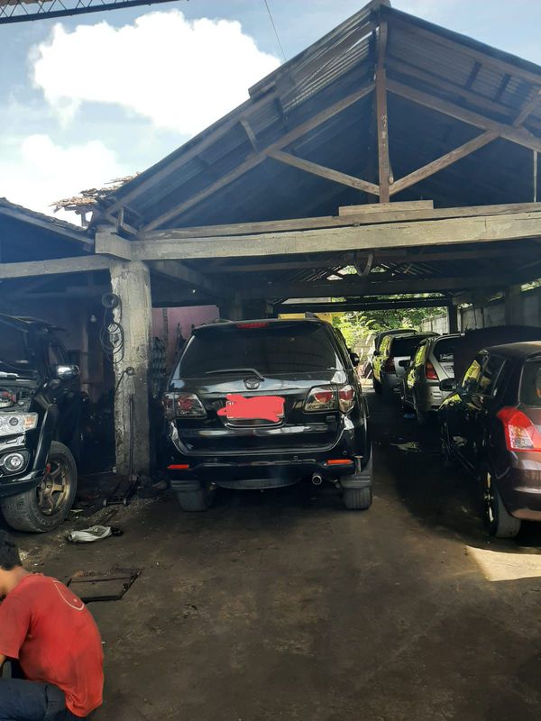 Servis mobil sedang