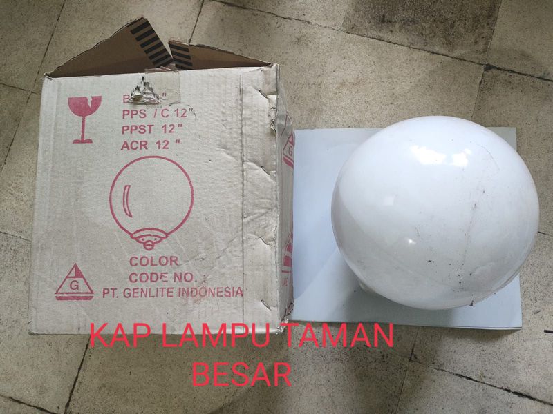 Kap Lampu Taman Bulat Besar